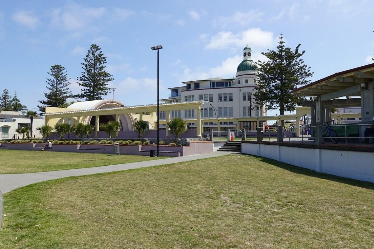 Best Things to Do in the Sunny Hawke’s Bay – Wine, Art & Coastal Charm